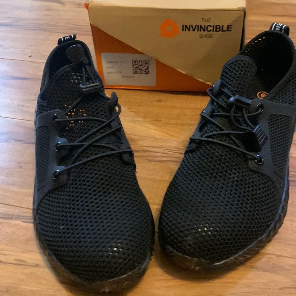 The Invincible Shoe *Brand New* Defender Size 9 - Gem